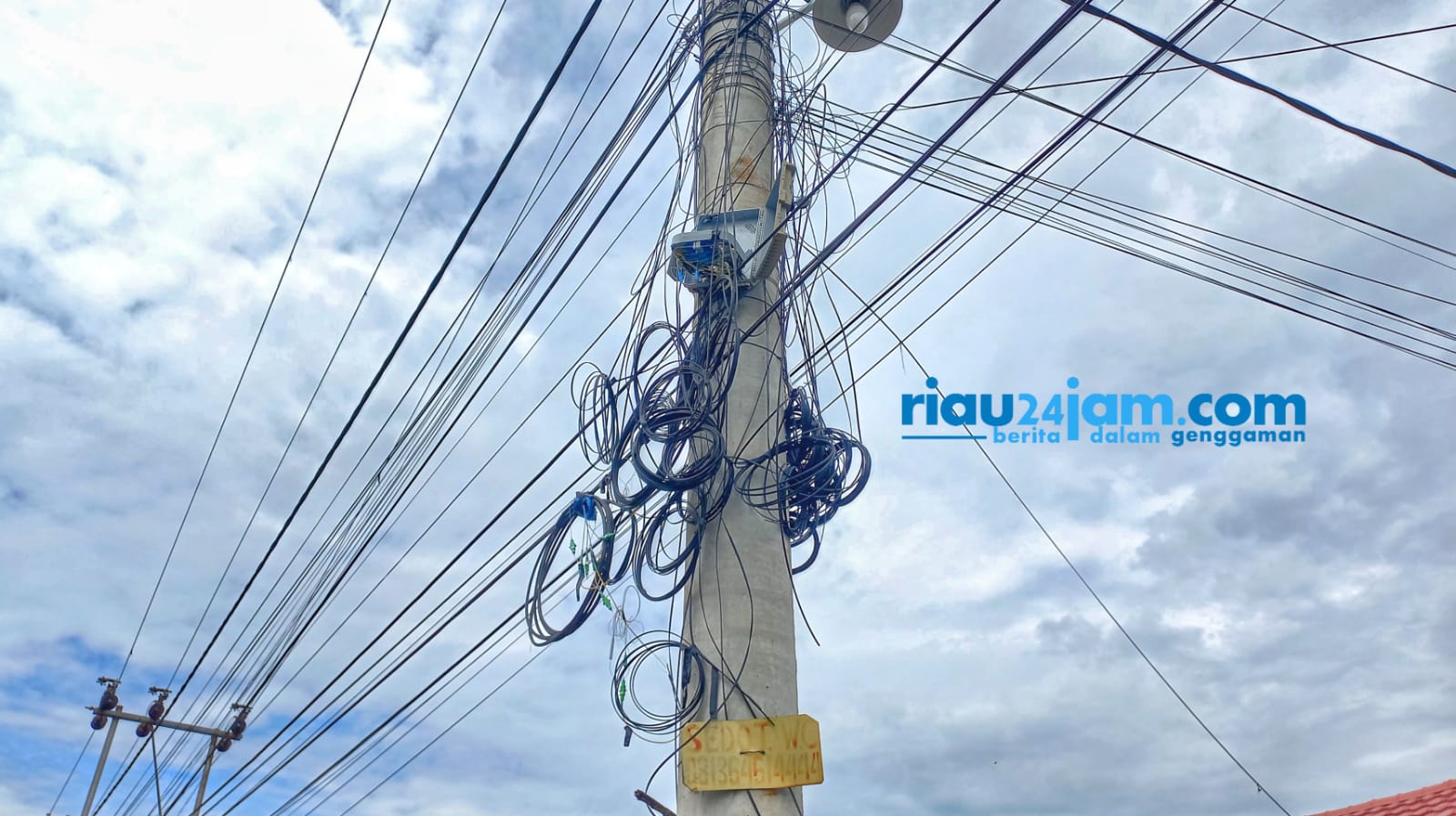 Kabel Provider Internet Menambah Kesan Wajah Kota yang Semrawut di Duri ...
